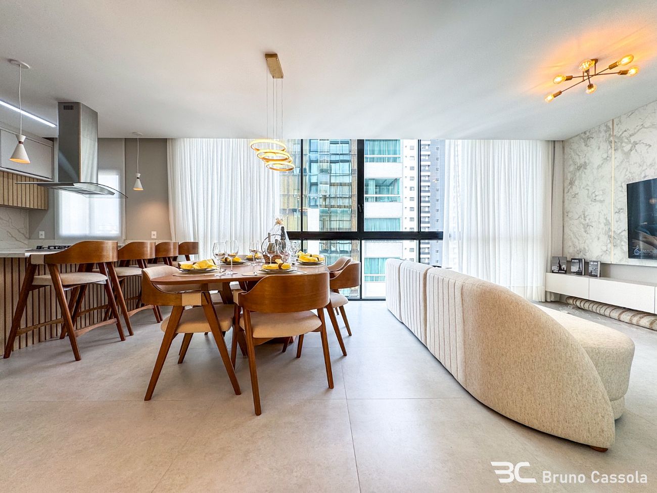 EDIFÍCIO SOHO VILLAGE: 04 Dormitórios, Centro, Decorado